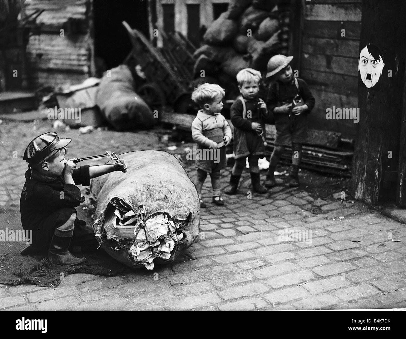 Kinder spielen soldaten Schwarzweiß-Stockfotos und -bilder - Alamy