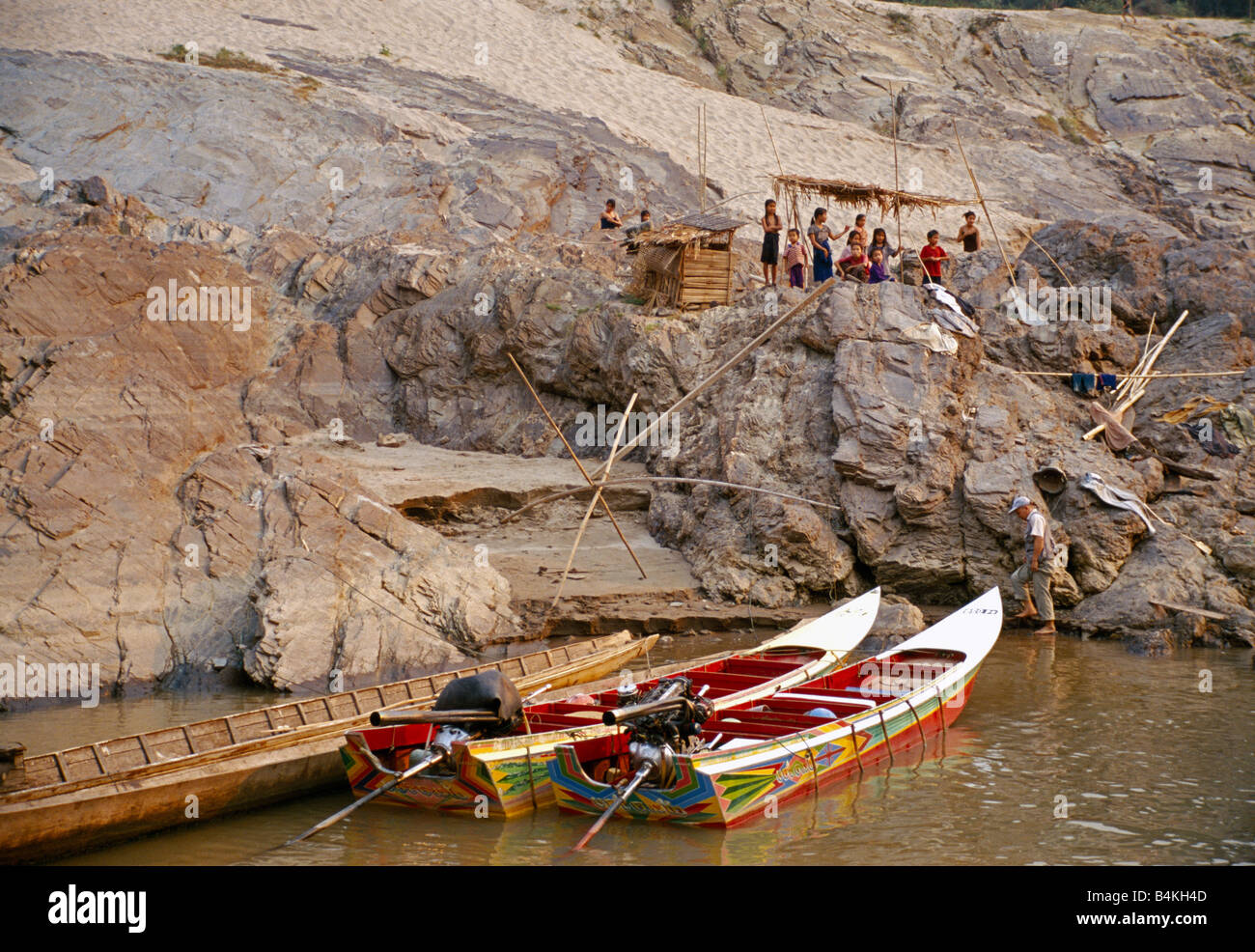 spielen Kinder und Geschwindigkeit Boote am Ufer des Mekong Fluss ...