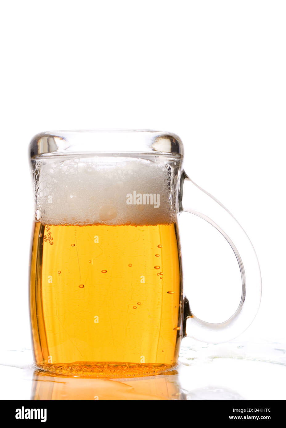 Becher gefüllt mit Bier stehend auf den Kopf, es ist an der Zeit, Nein ...