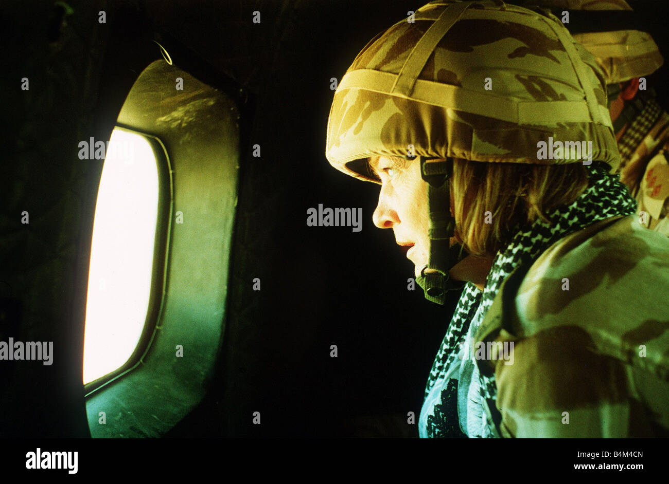 Kate Adie TV-Reporter auf der Suche aus einem Hubschrauber-Fenster auf ...