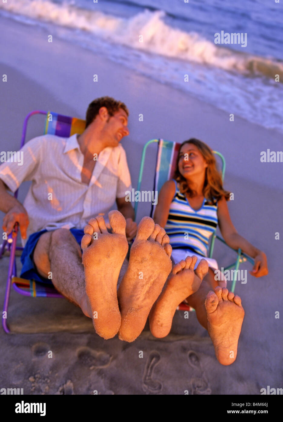 Weibliche barfuss -Fotos und -Bildmaterial in hoher Auflösung – Alamy