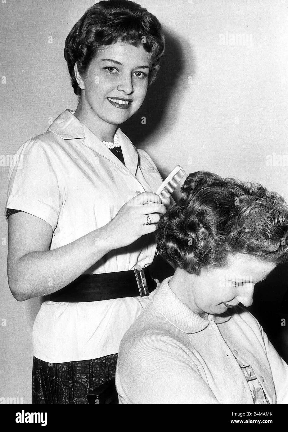 Anne Reid Schauspielerin Jul 1961, einen Friseur in der Sendung ...