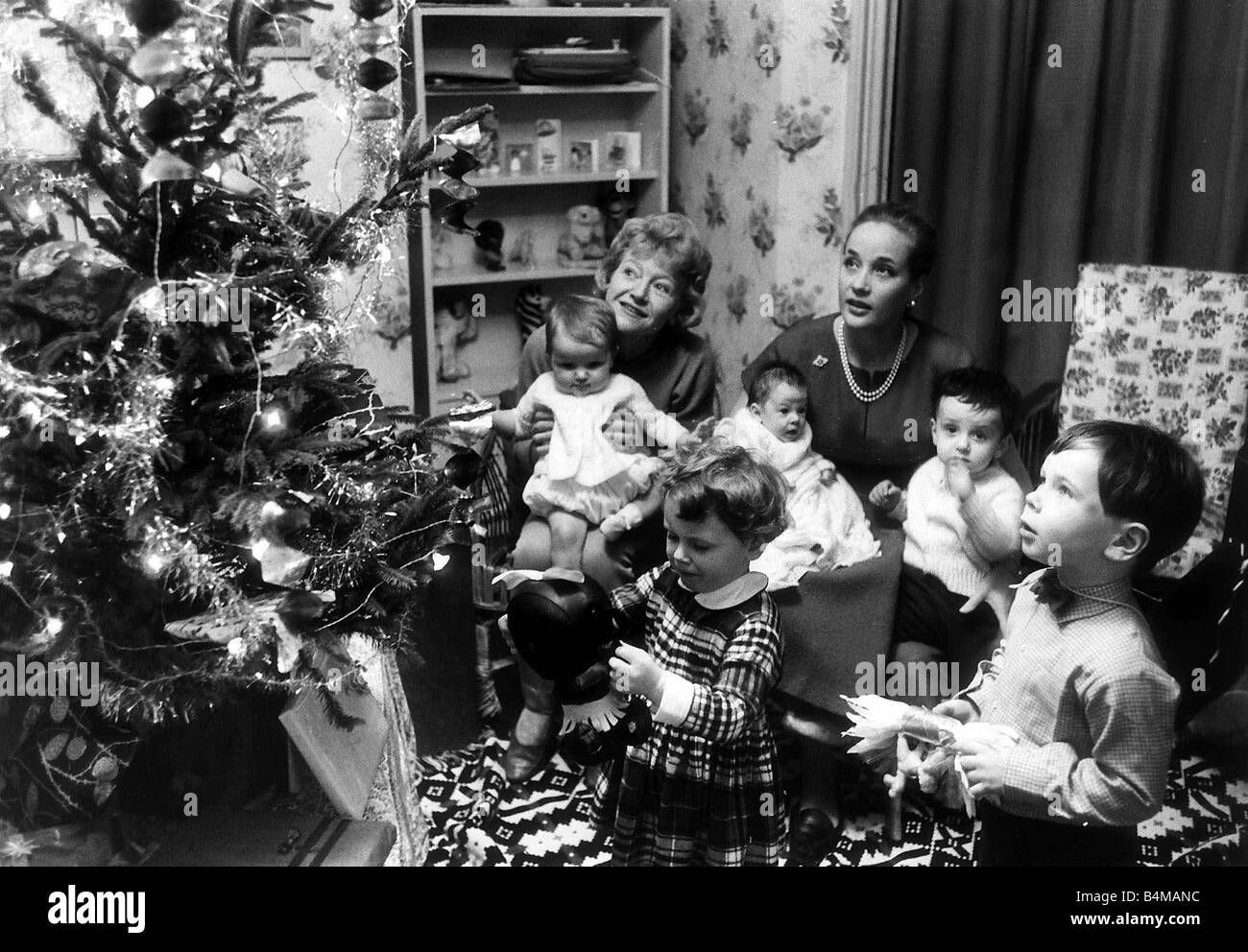Sylvia Syms Actress und Dora Bryan Dezember 1962 mit ihren Kindern ...