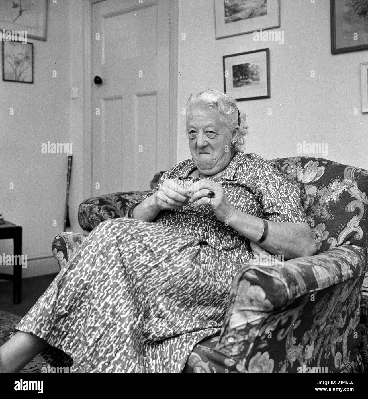 Margaret Rutherford September 1963 Schauspielerin abgebildet zu Hause ...