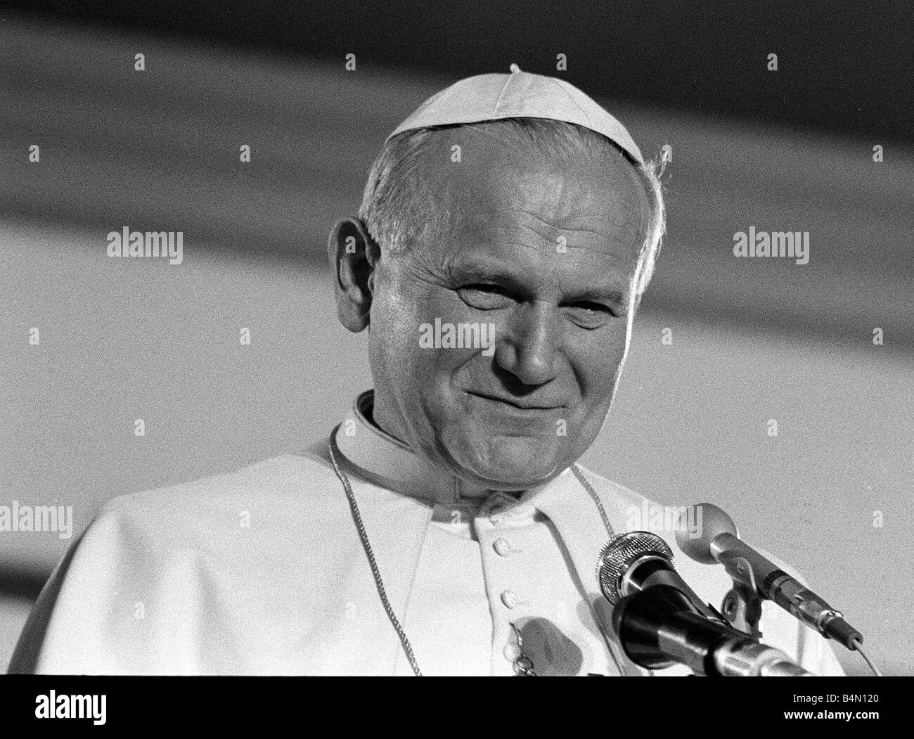 Pope john paul ii smiling Schwarzweiß-Stockfotos und -bilder - Alamy