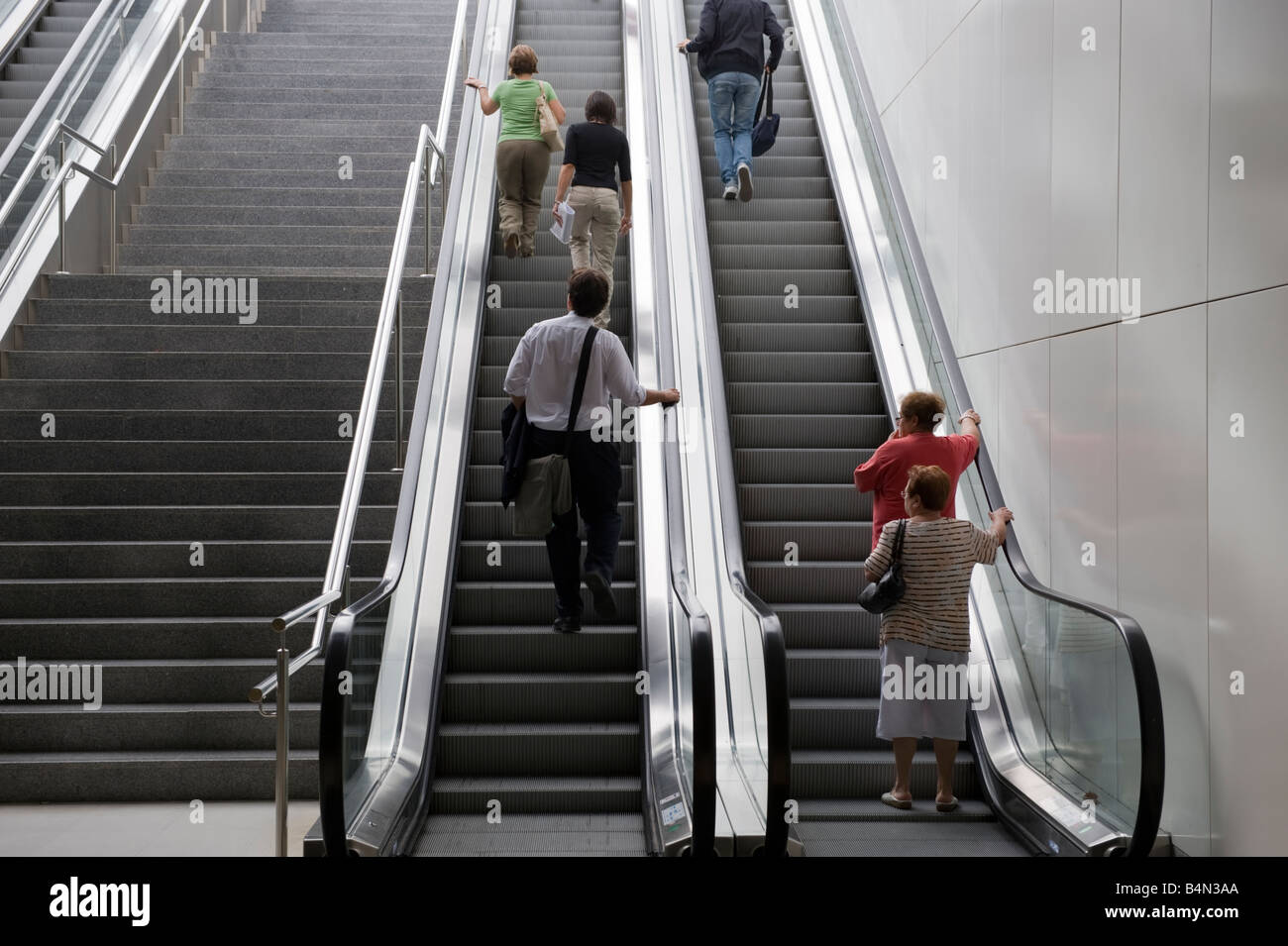 Escalators and stairs -Fotos und -Bildmaterial in hoher Auflösung – Alamy