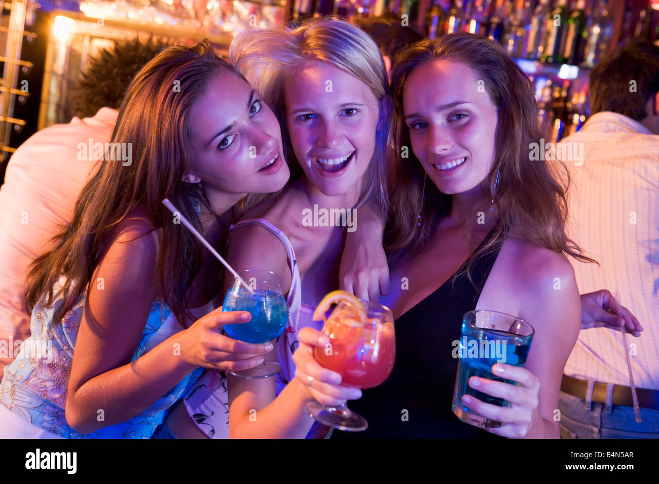 Frauen in einem nachtclub -Fotos und -Bildmaterial in hoher Auflösung ...