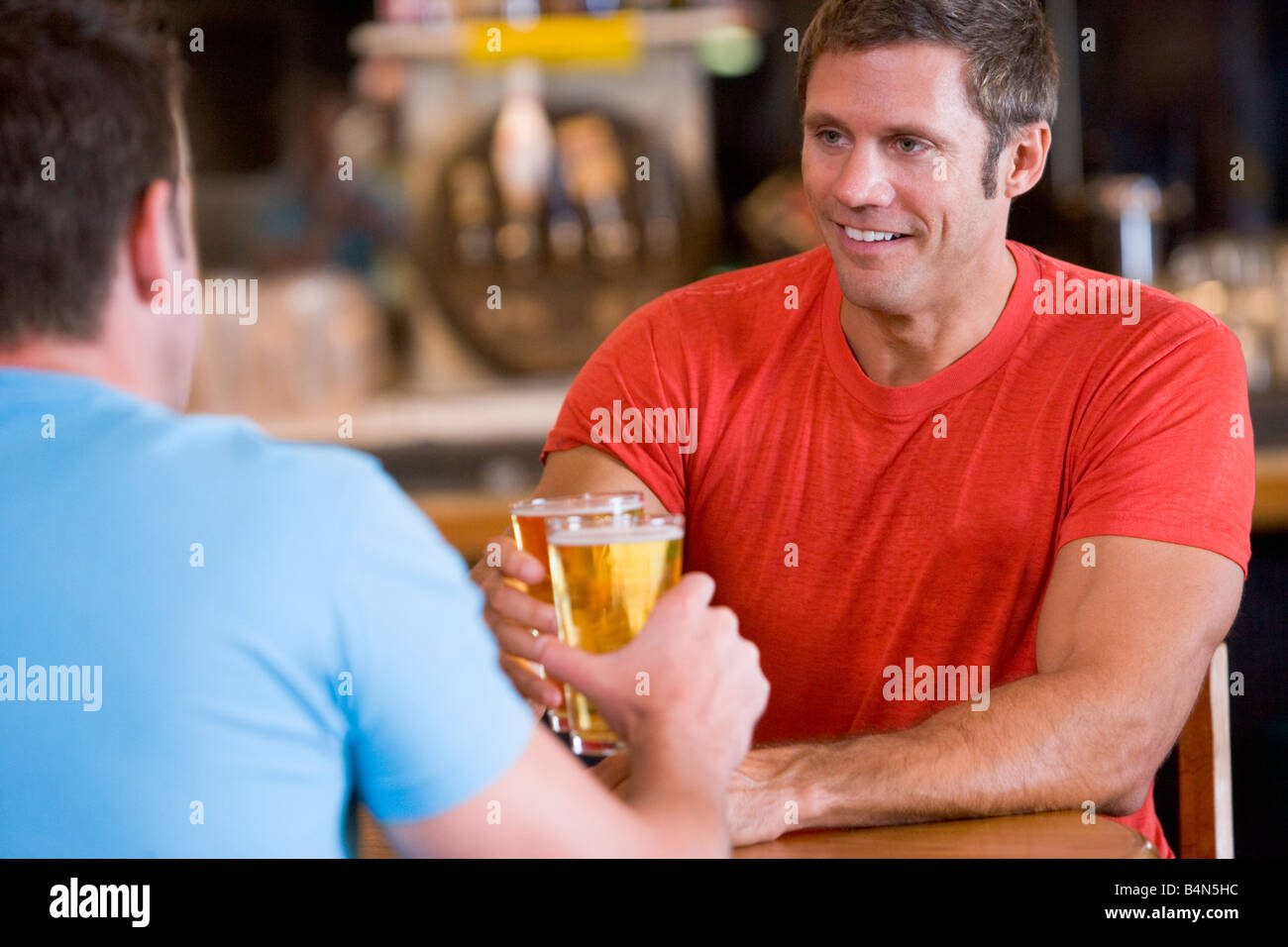 Two men at bar -Fotos und -Bildmaterial in hoher Auflösung – Alamy