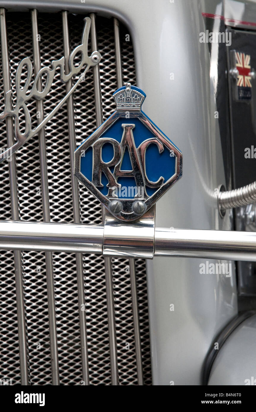 RAC-Logo auf dem Grill eines Oldtimers Beauford Stockfotografie - Alamy