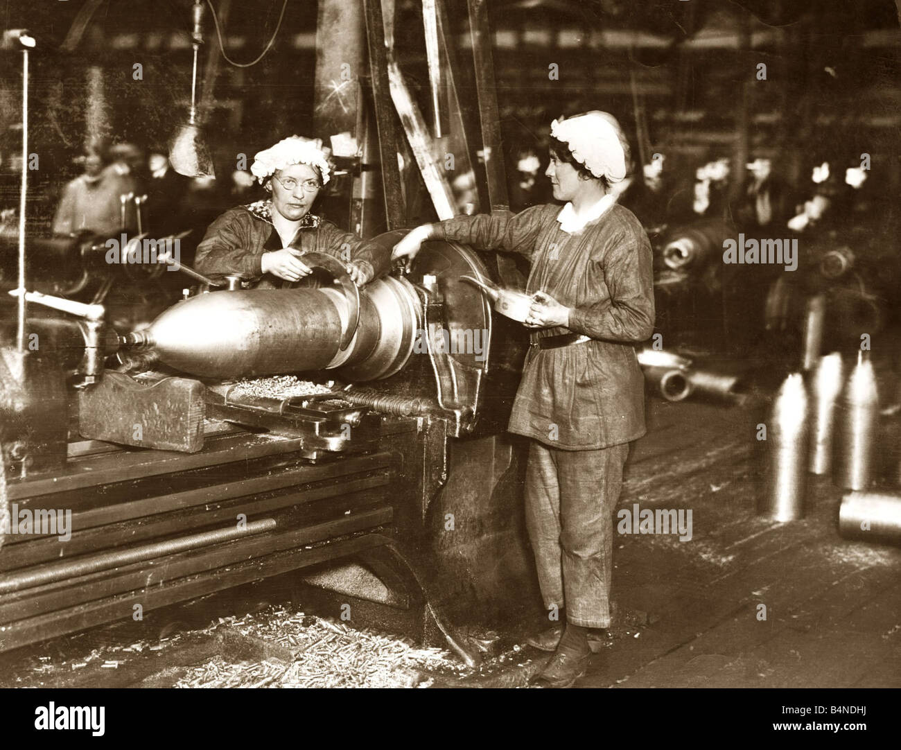 Weltkrieg ein WWI Munition Fabrik Herstellung Muscheln Frauen drehen ...