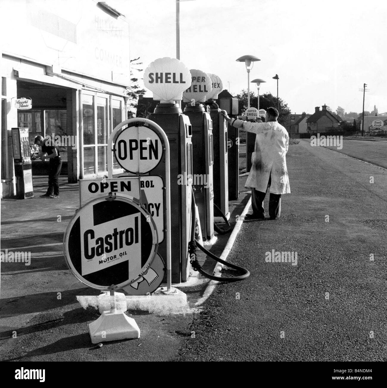 1960s petrol station -Fotos und -Bildmaterial in hoher Auflösung – Alamy
