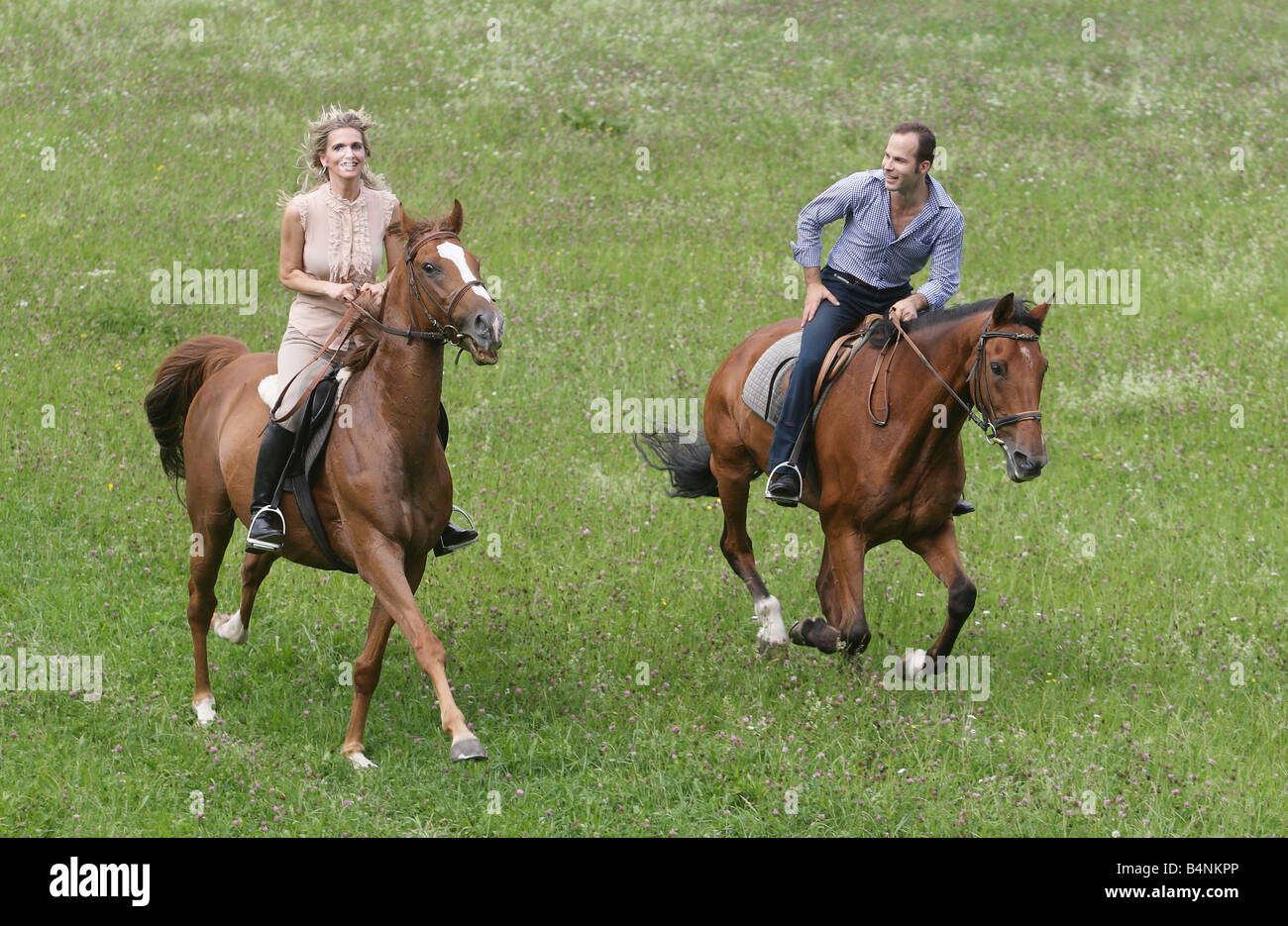 Hübsche frau reitet auf pferd zu zweit -Fotos und -Bildmaterial in ...