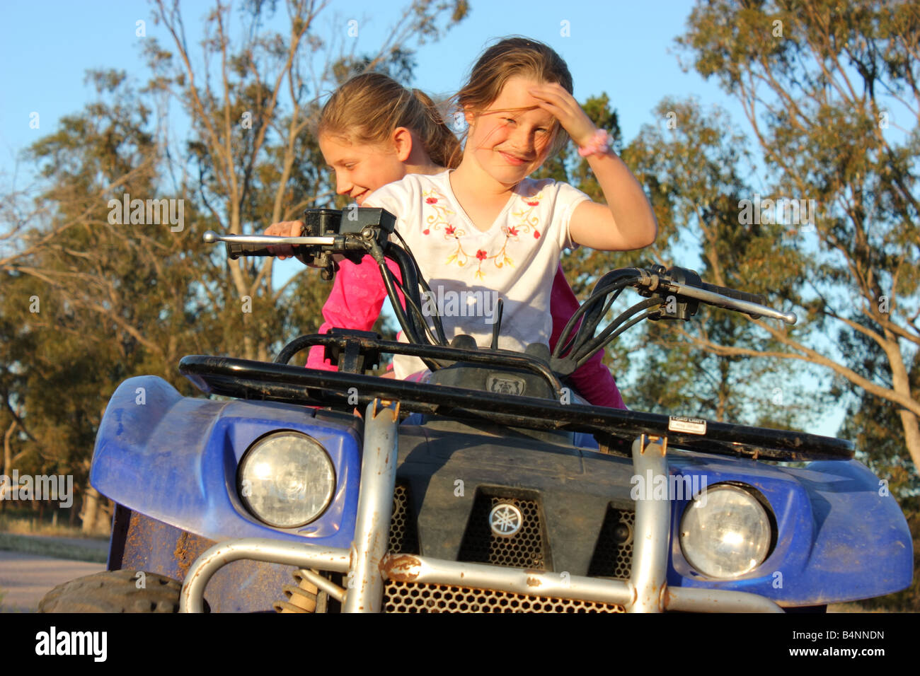 Kinder auf dem motorrad -Fotos und -Bildmaterial in hoher Auflösung – Alamy
