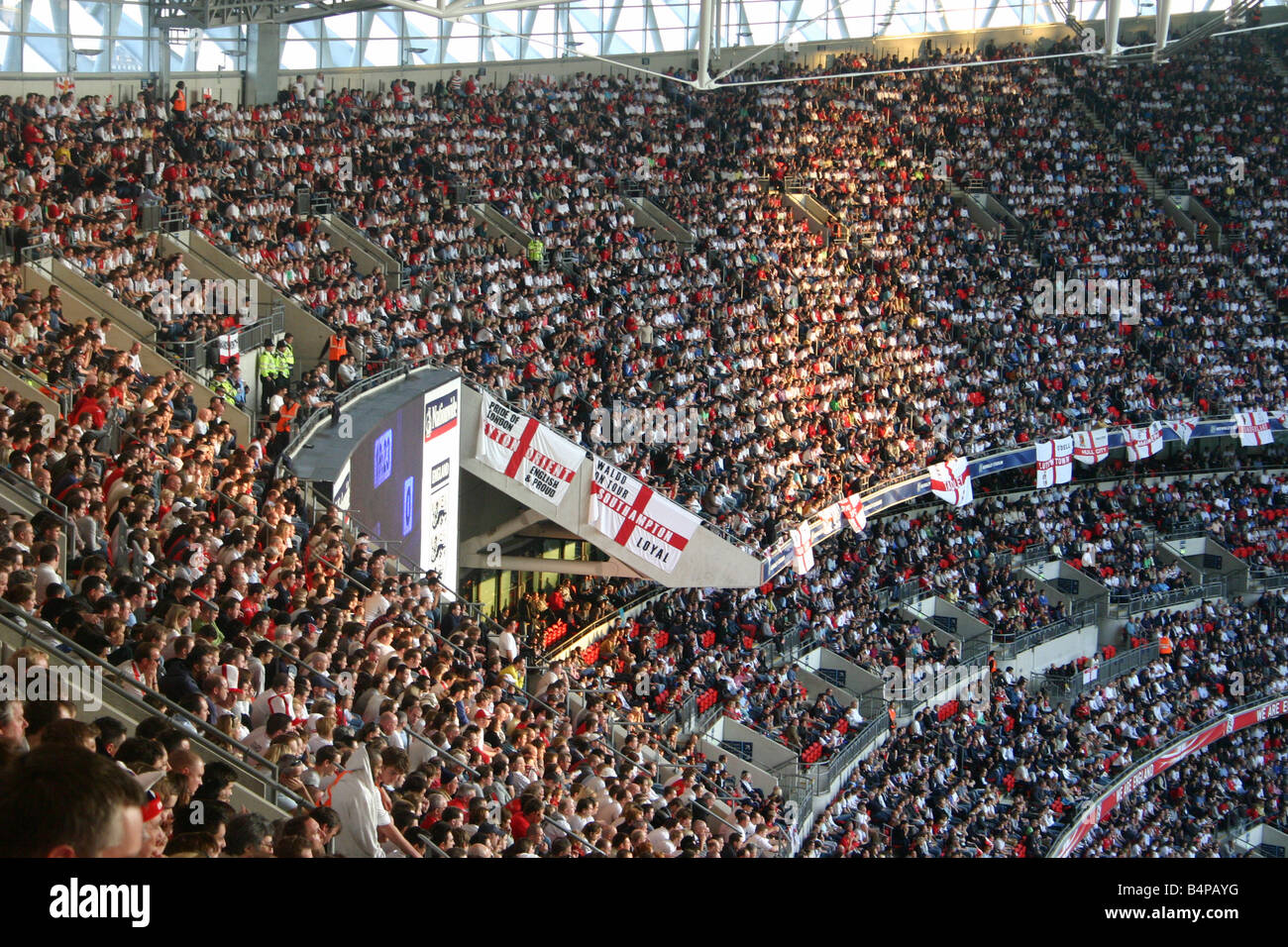 England-Fans im neuen Wembley-Stadion Stockfotografie - Alamy