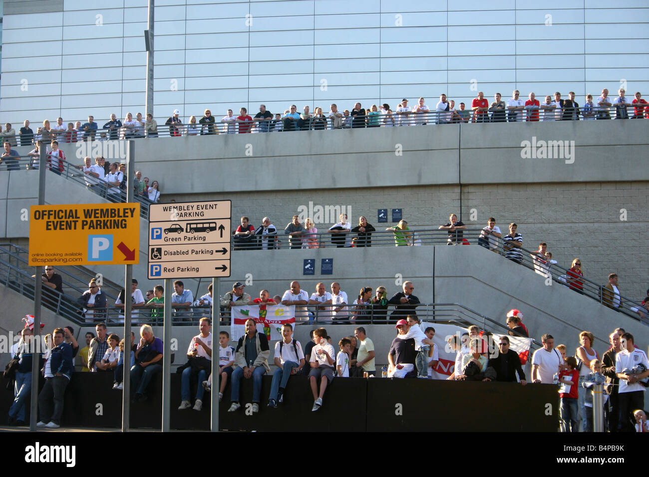 Fans feiern im wembley stadion -Fotos und -Bildmaterial in hoher ...