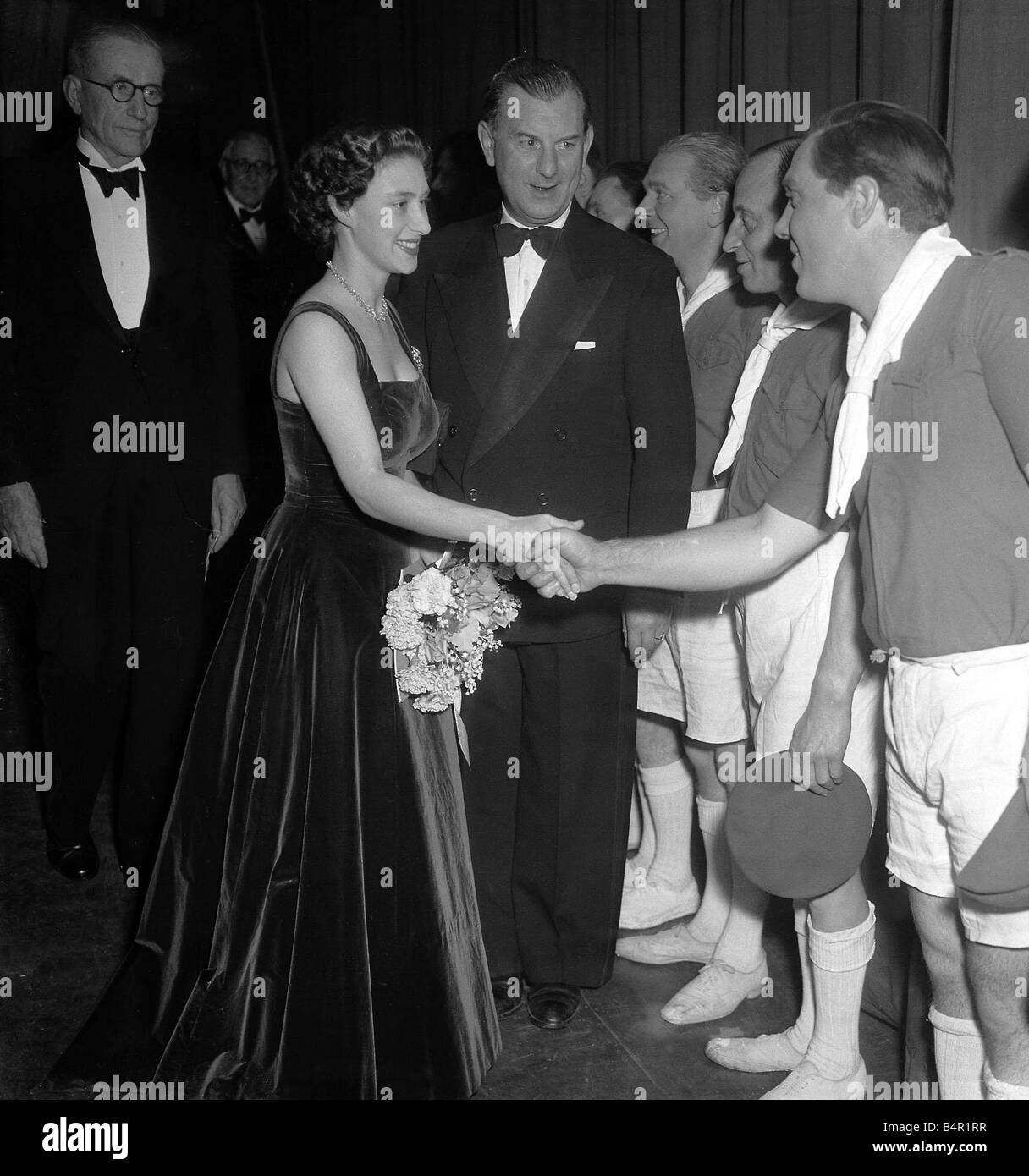 Prinzessin Margaret Dec 1953 ist an die Mitglieder der Besetzung auf ...