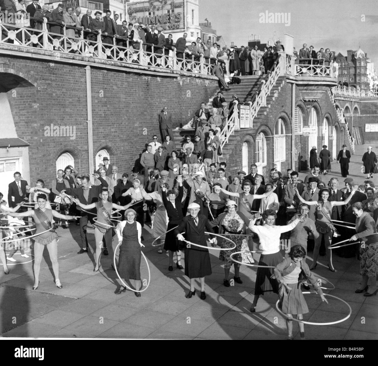 Hula Hoop 1950s Stockfotos und -bilder Kaufen - Alamy