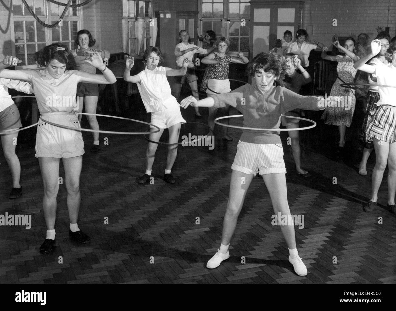 Hula hoop 1950s -Fotos und -Bildmaterial in hoher Auflösung – Alamy