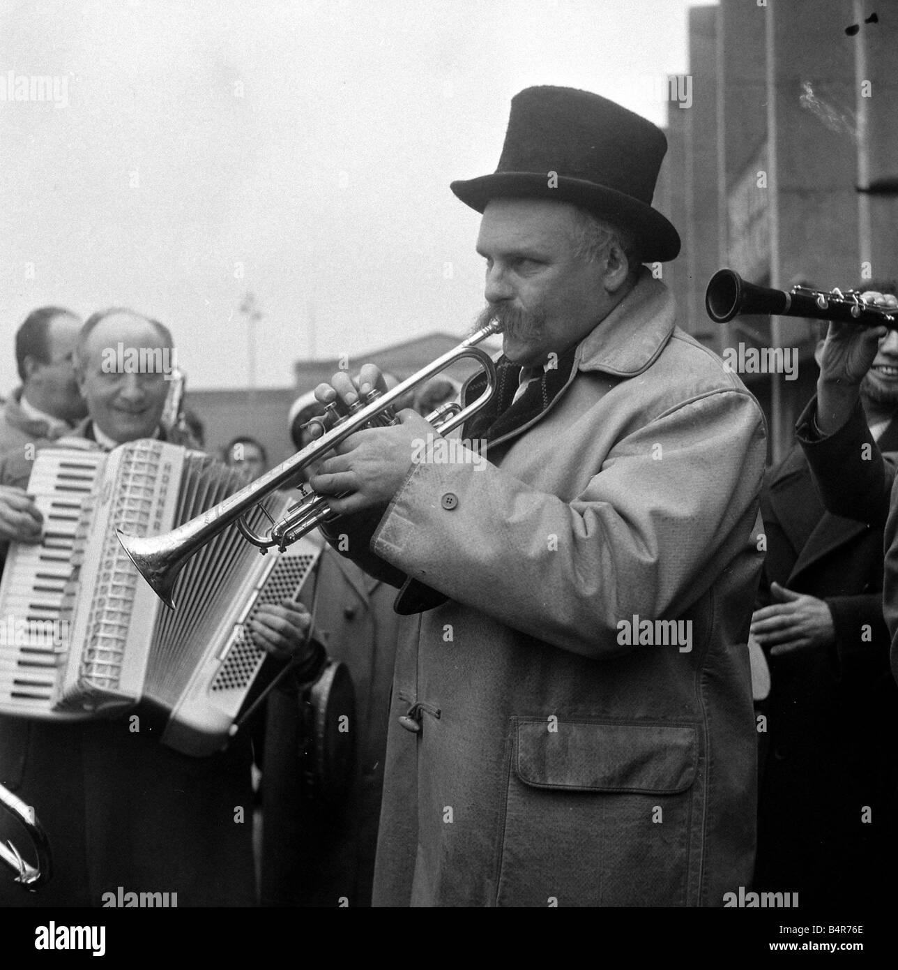 Entertainer Jimmy Edwards trägt einen Hut und seine Gruppe von ...
