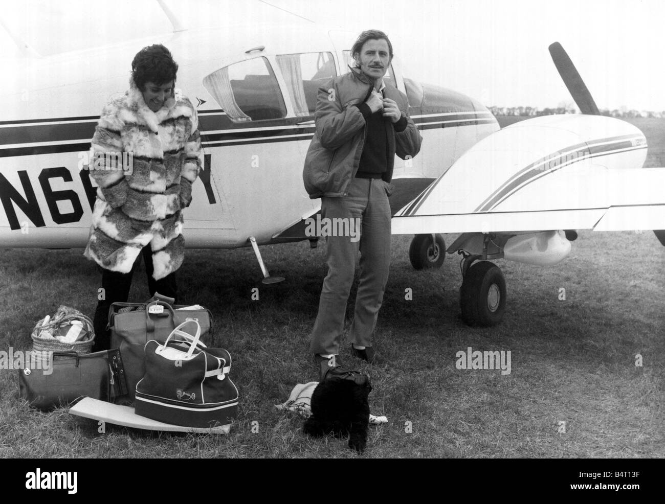 Graham Hill und seine Frau Bette neben das Flugzeug abgestürzt, die in ...