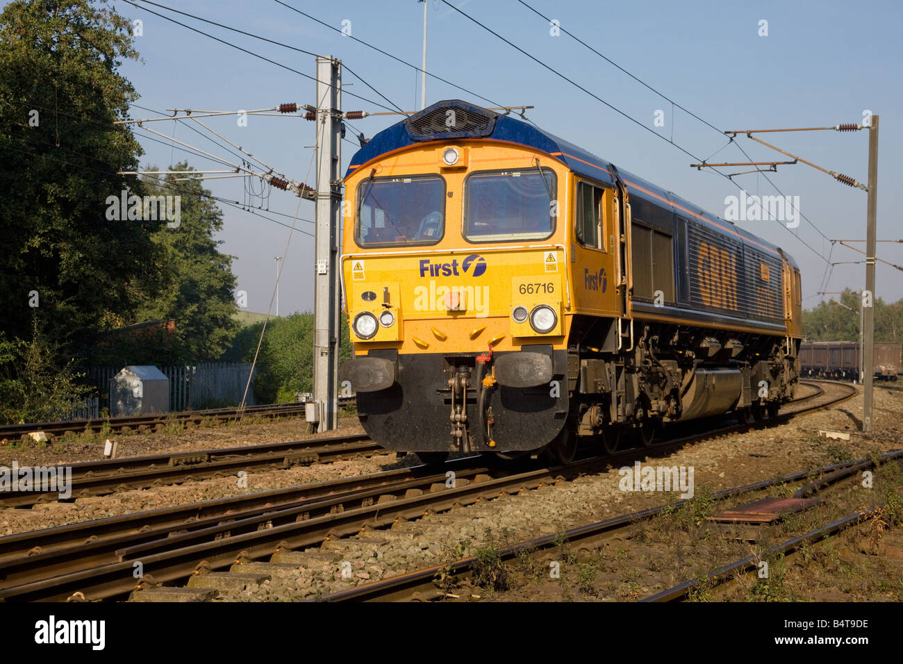 Diesellok Class 66 66716 namens "Willsden Traincare Centre" Lauflicht ...
