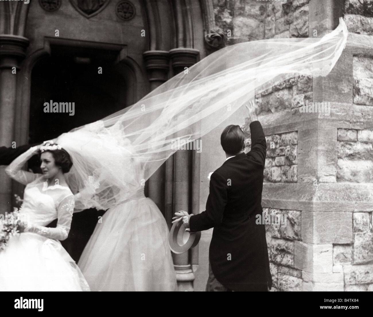 Rennfahrer Jack Brabham, windgepeitschten Schleier der Braut-s bei der ...