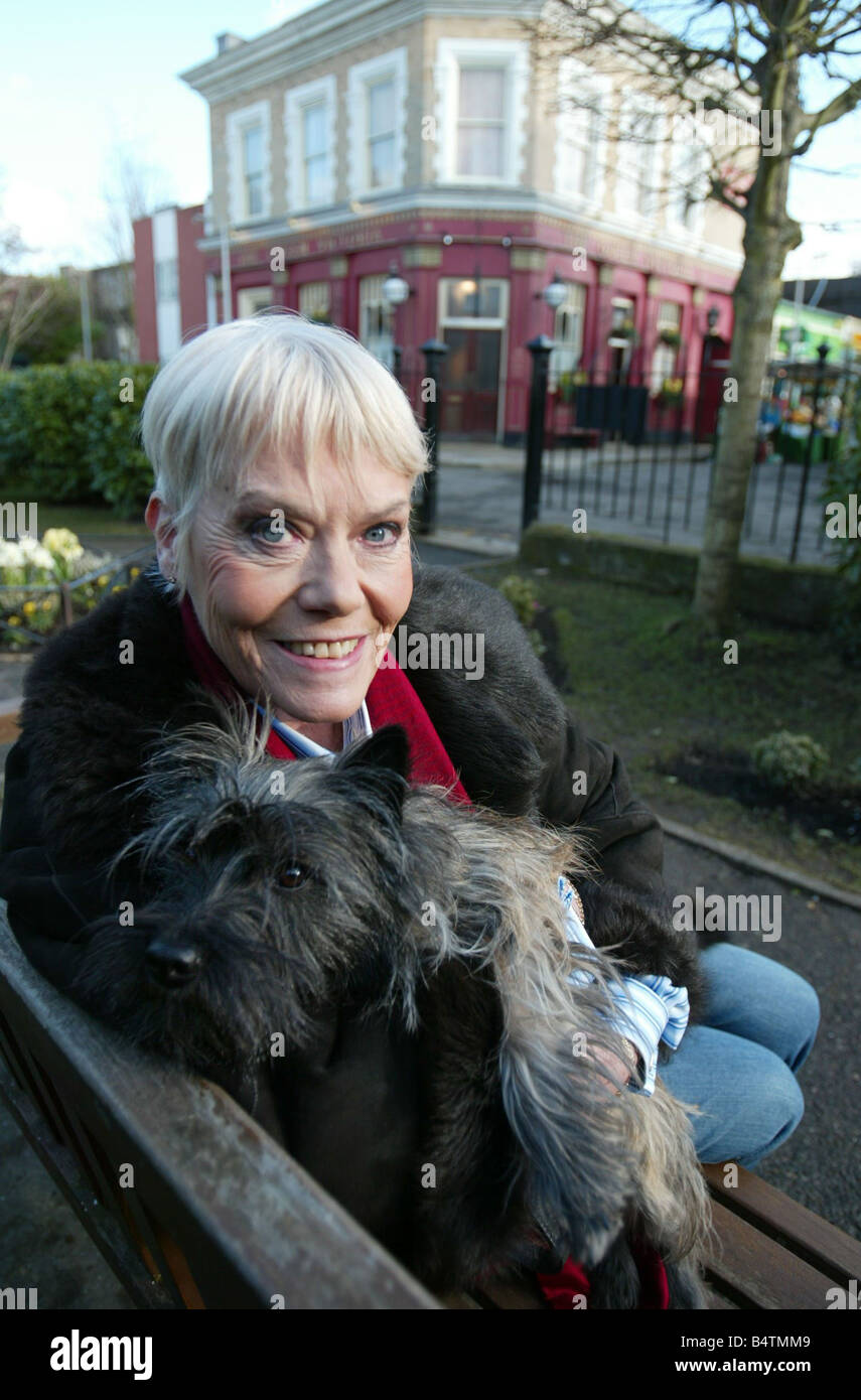Wendy Richards Februar 2006 Eastenders 21 Jahre später im Albert Square ...