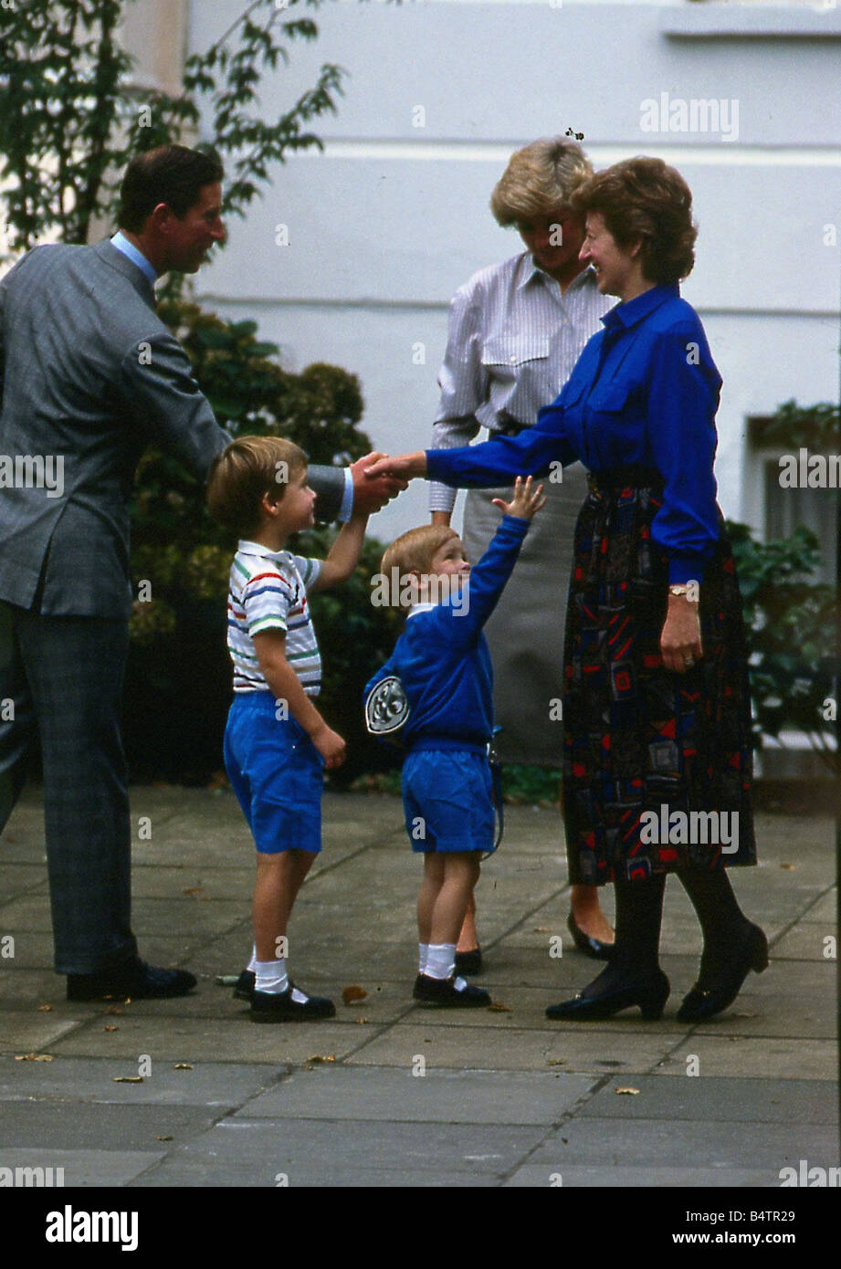 Prinz Harry September 1987 trägt eine blaue Sweatshirt shorts und ...