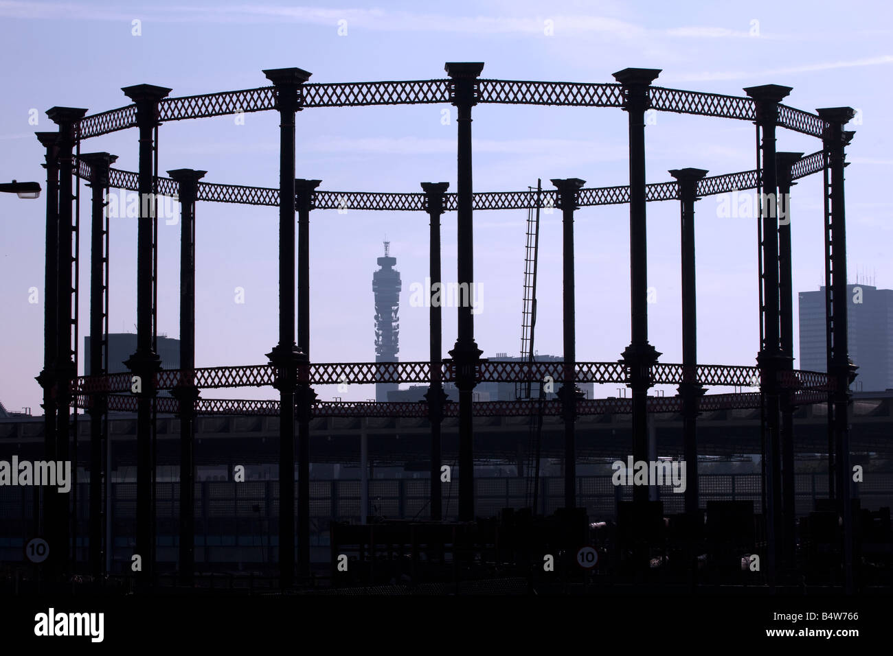 Gasometer london -Fotos und -Bildmaterial in hoher Auflösung – Alamy
