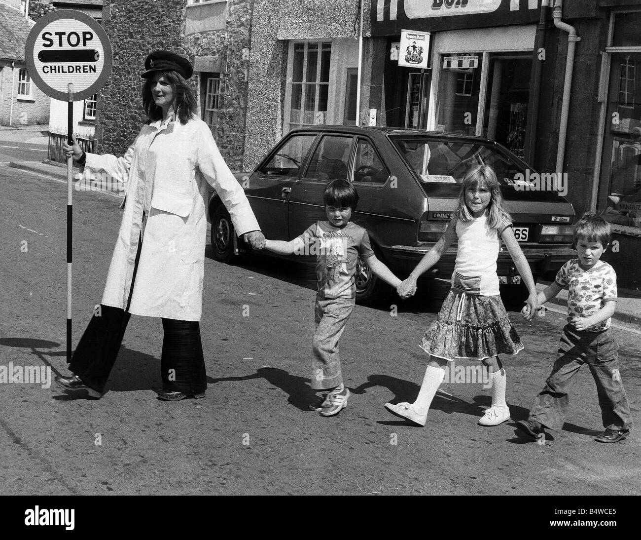 Viva Hamnel mit Kindern, die auch beim Überqueren der Straße 1978 in ...