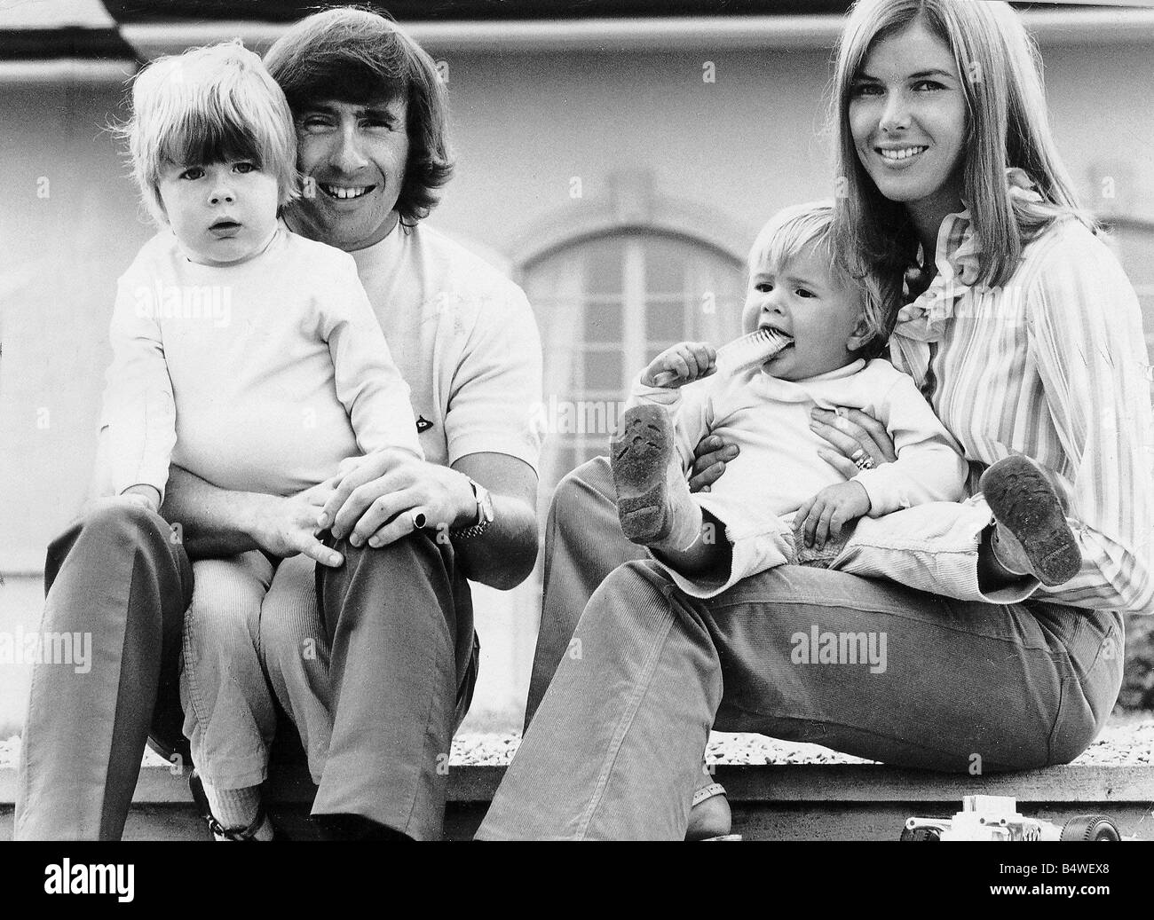 Jackie Stewart mit Frau Helen Stewart und Söhne Paul Stewart L und Mark ...