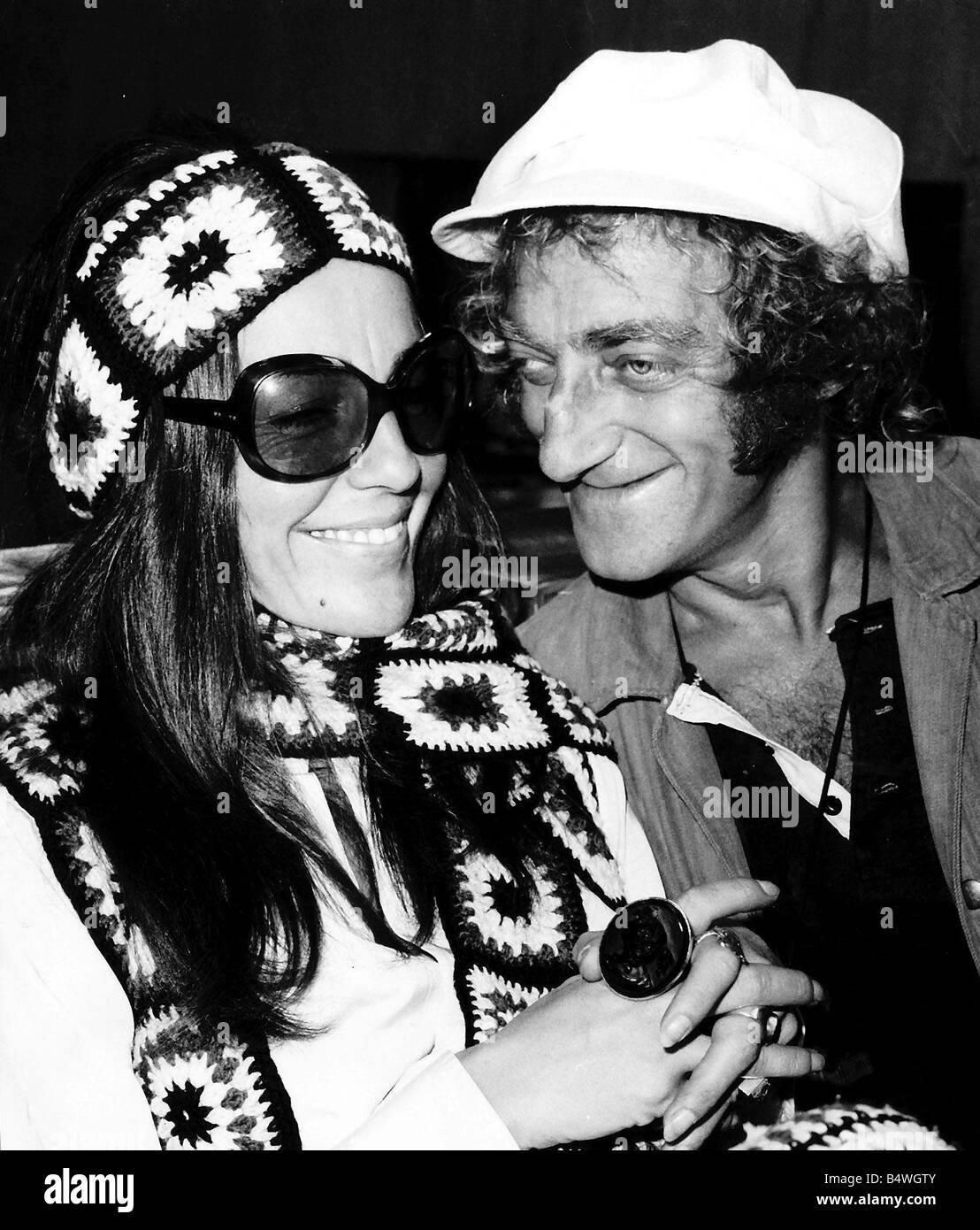 Marty Feldman Komiker mit seiner Frau Lauretta Feldman Heathrow für Los ...