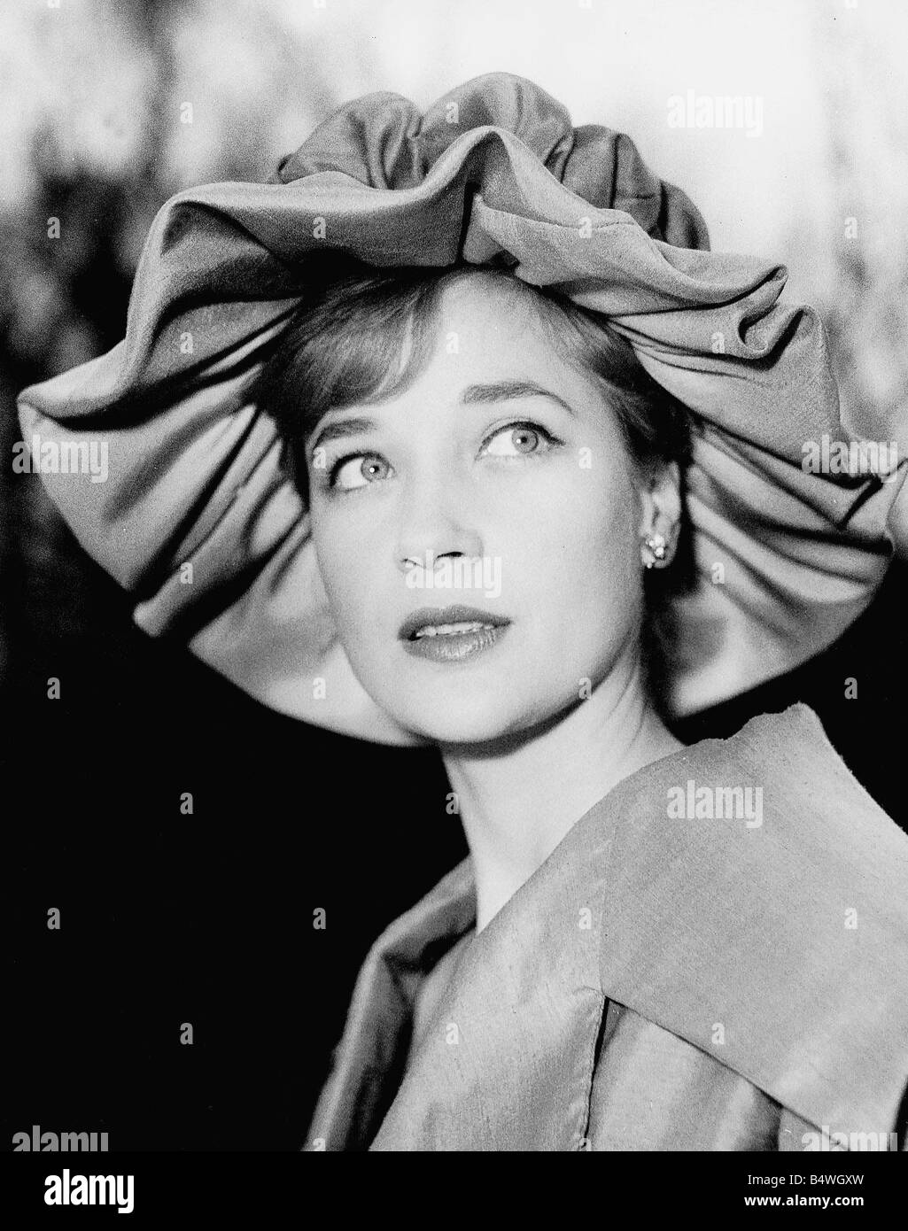 Schauspielerin Sylvia Syms ausgefallene Hut Stockfotografie - Alamy