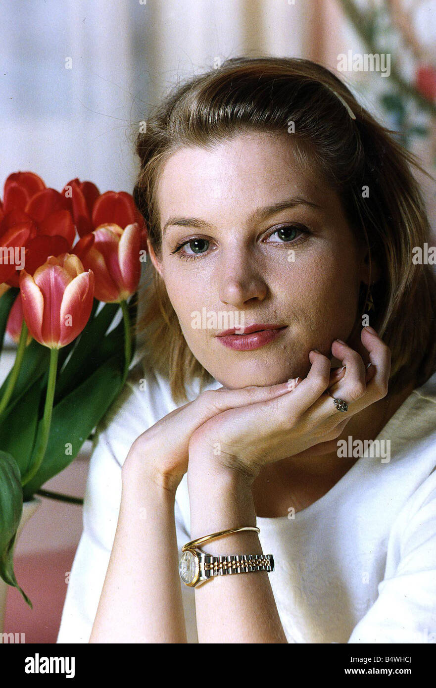 Bridget Fonda gefragt, mit roten Rosen im Hintergrund LAFjan05 27 ...