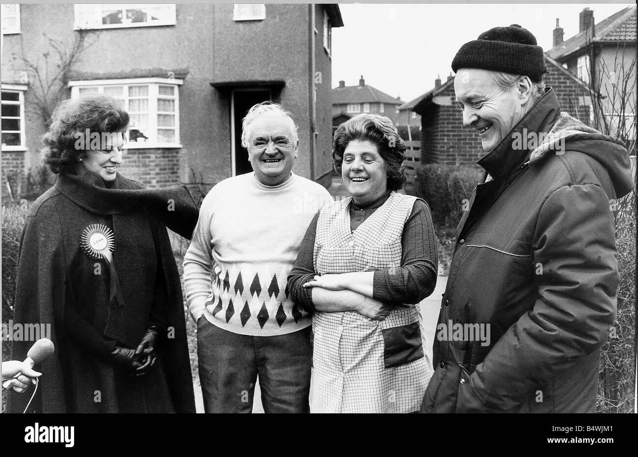 Tony Benn Labour-Kandidaten mit der Schauspielerin Pat Phoenix und ...