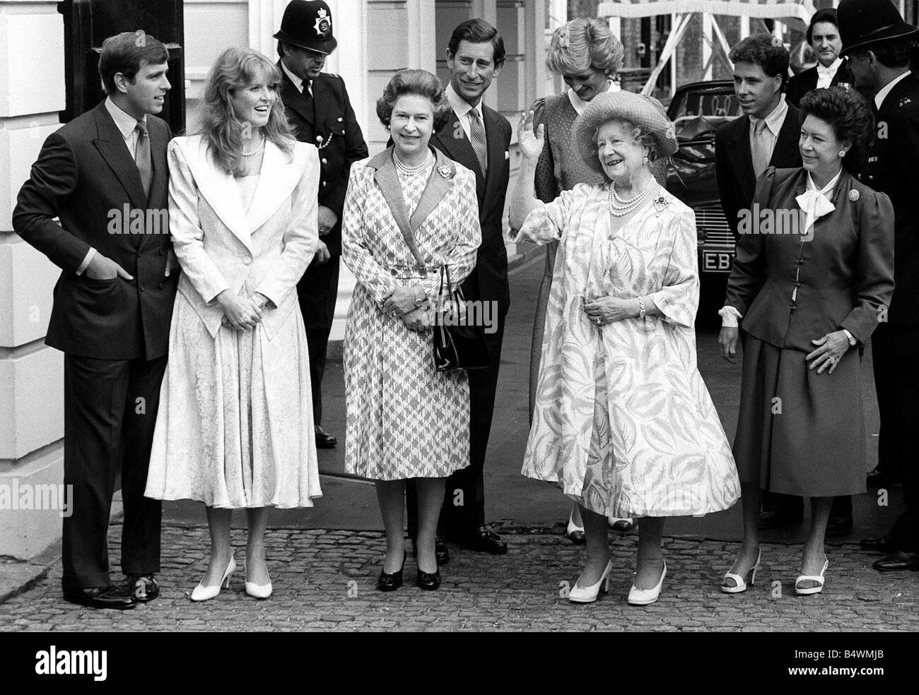 Königin-Mutter mit Königin Elizabeth II Prinz Charles Prinzessin Diana ...