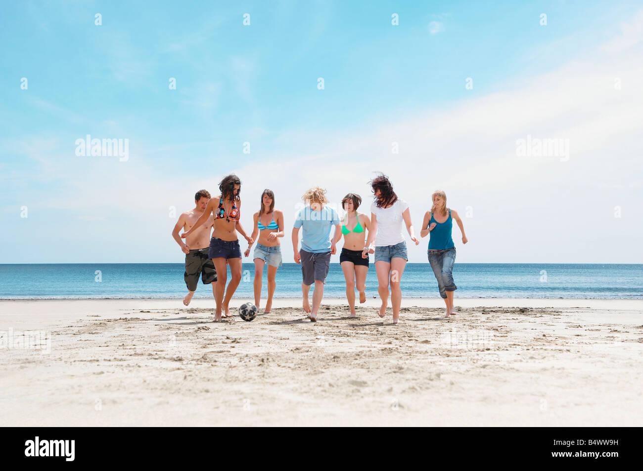 Gruppe spielt mit Ball am Strand Stockfotografie - Alamy
