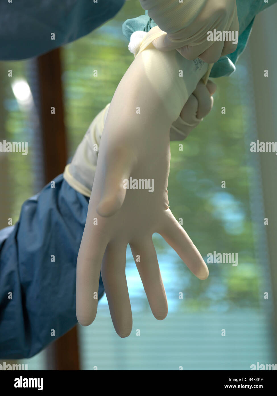 Hand mit OP-Handschuhen Stockfotografie - Alamy