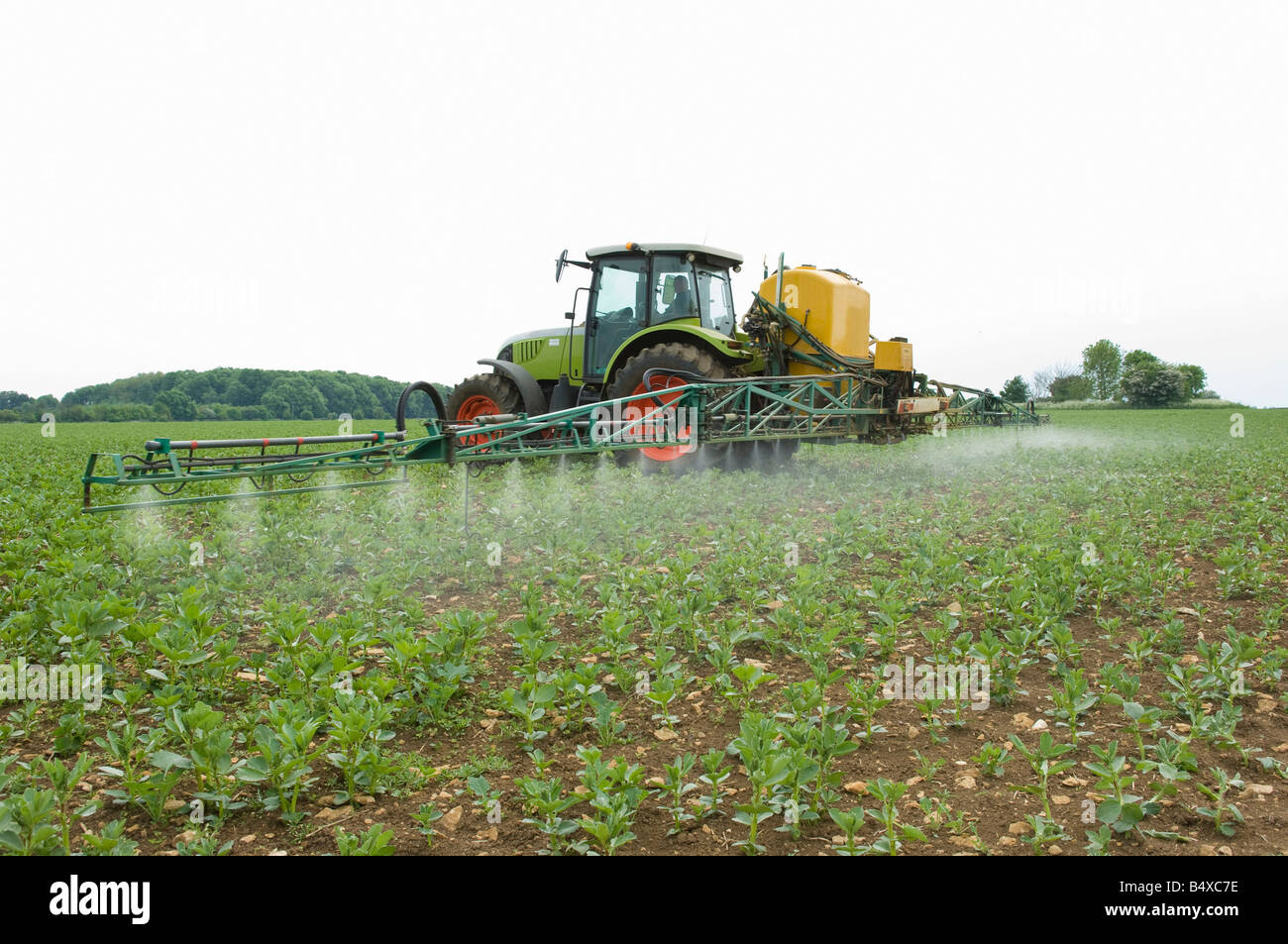 Traktor im Feld Ernte Spritzen Stockfotografie - Alamy