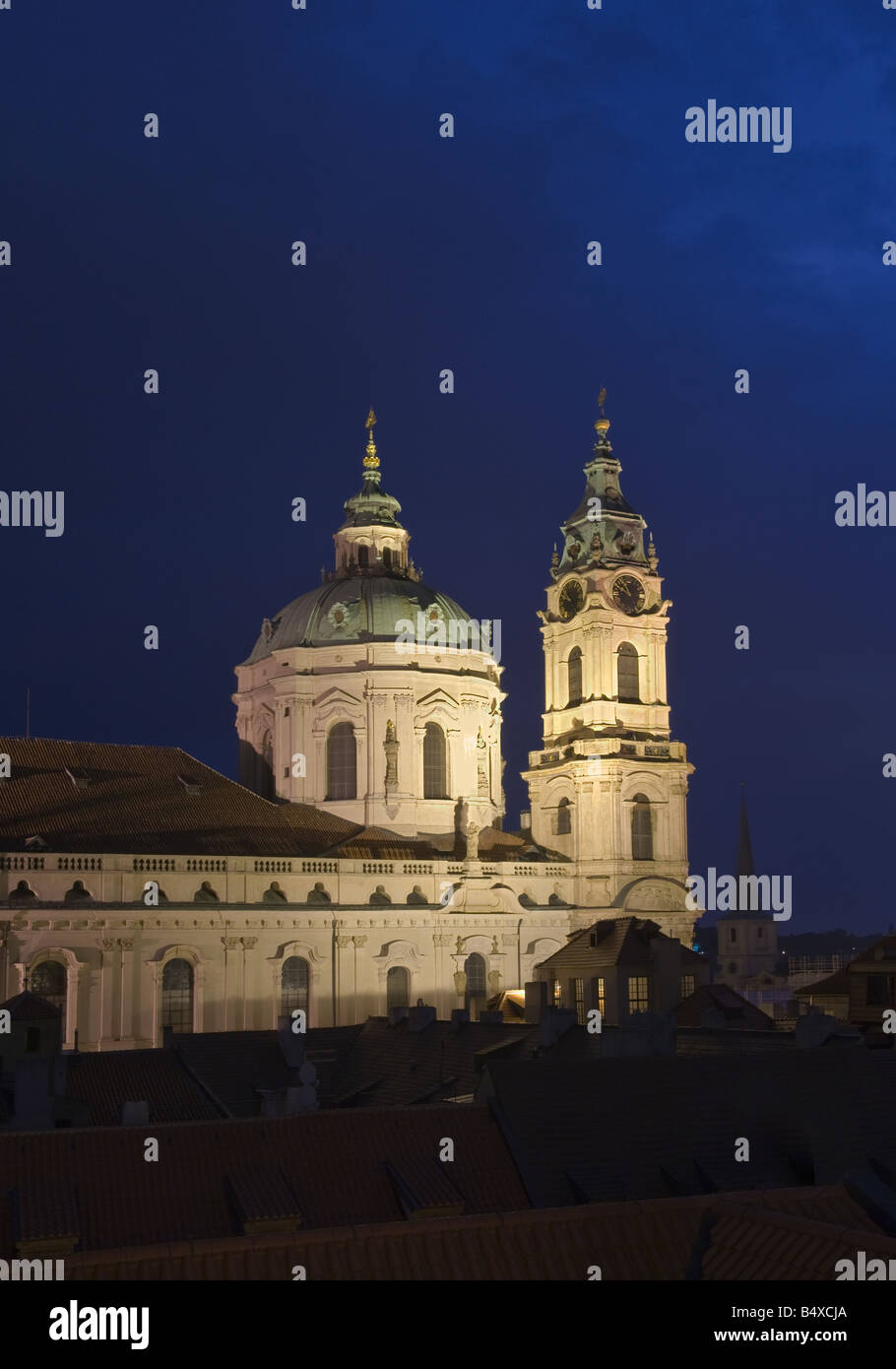 Kirche in der nacht beleuchtet -Fotos und -Bildmaterial in hoher ...
