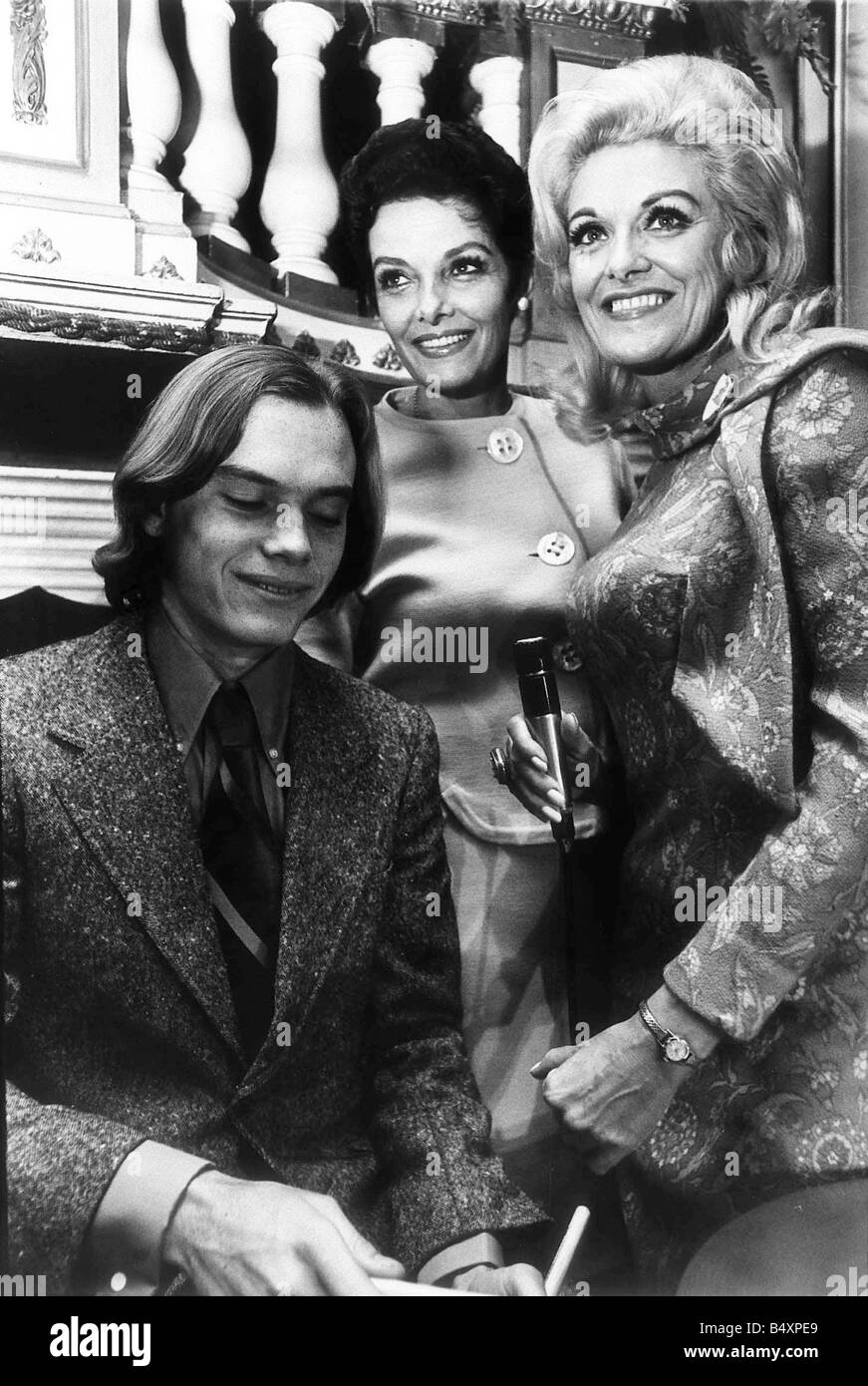 Jane Russell und ihr Sohn Tommy Cavanagh und Beryl Davis hier auf Tour ...