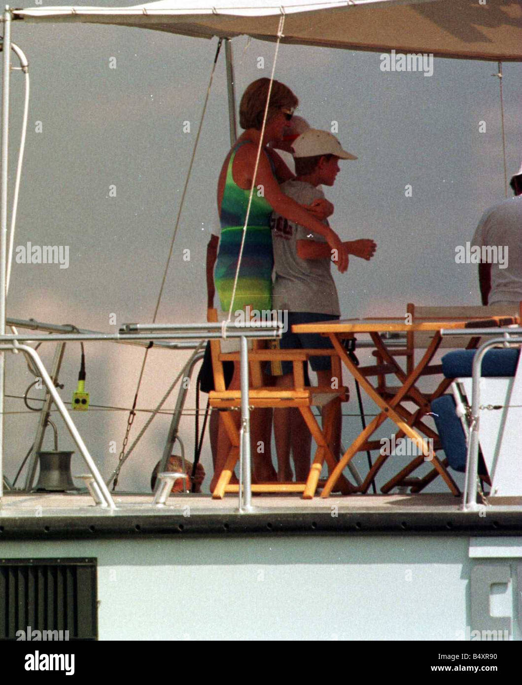 Prinzessin Diana und Prinz Harry im Urlaub in St. Tropez 1997 als Gäste von Harrods-Chef Mohamed ...