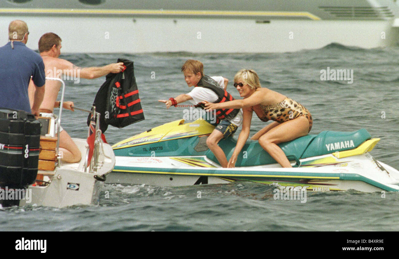 Prinzessin Diana und Prinz Harry im Urlaub in St. Tropez 1997 The Princess ist ein Gast von ...