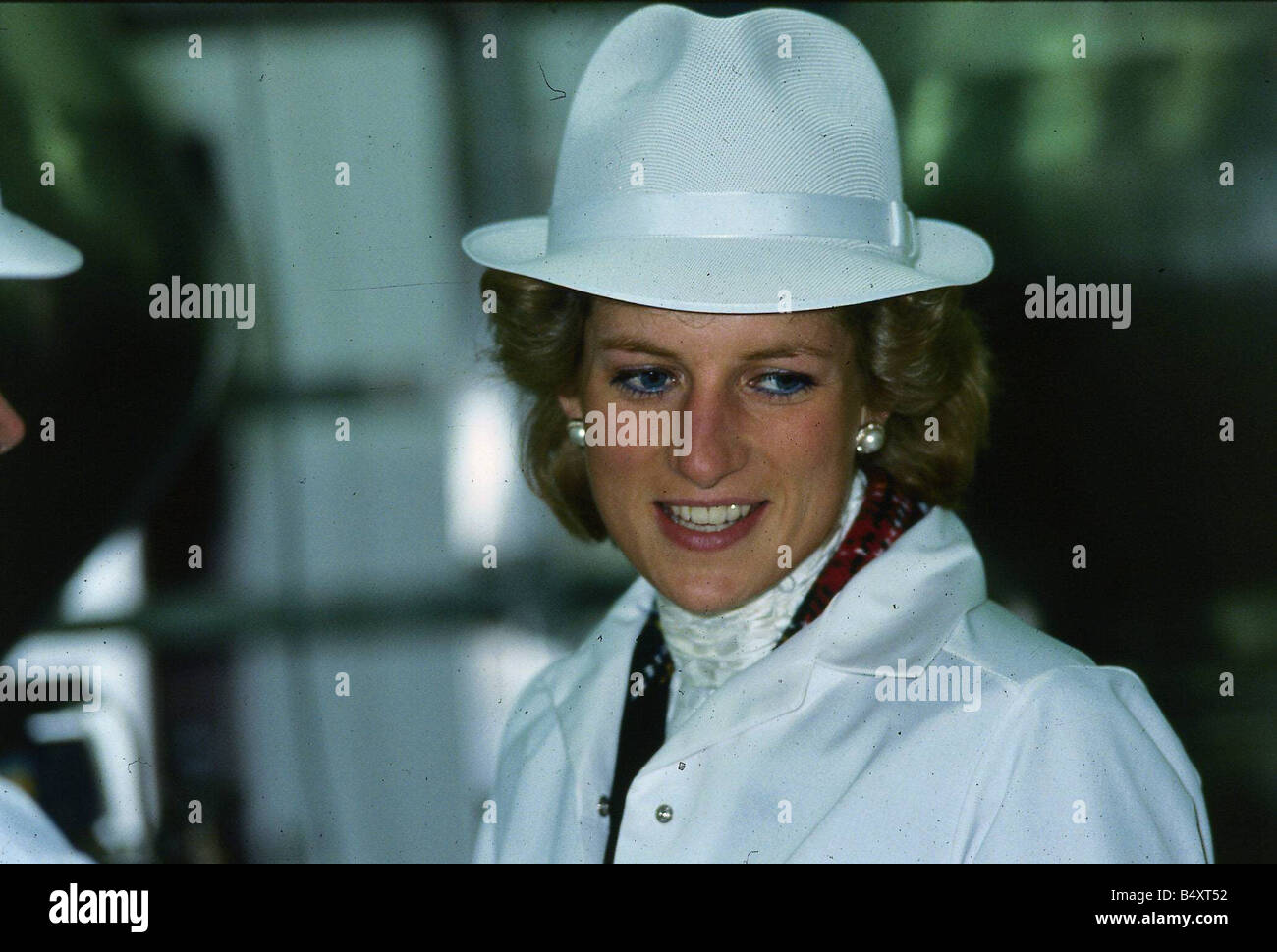 Prinzessin Diana Princess of Wales November 1989 trägt einen weißen Hut ...