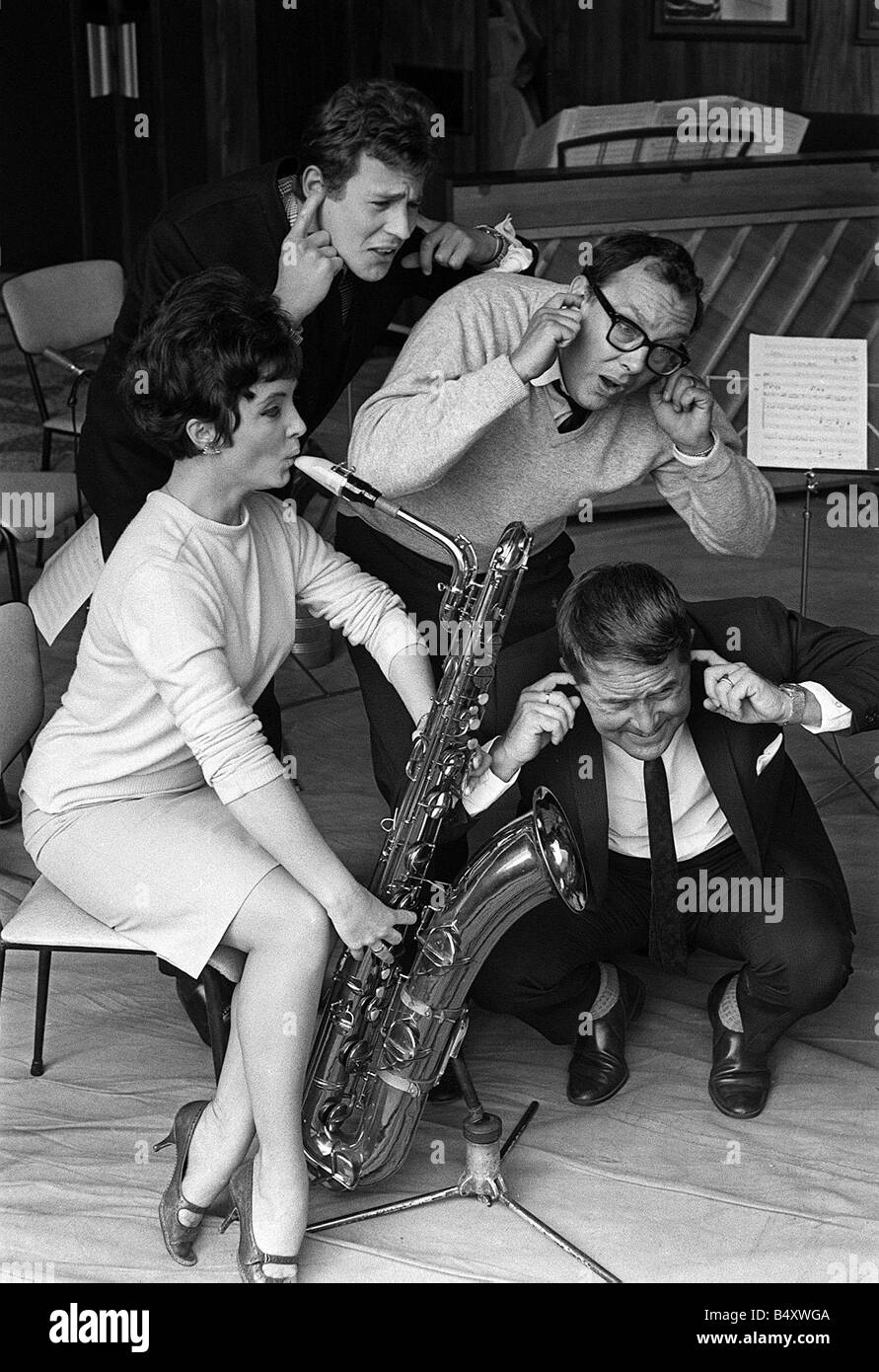 Morecambe Wise Comedians Juni 1965 Eric Morecambe Ernie Wise Sänger ...