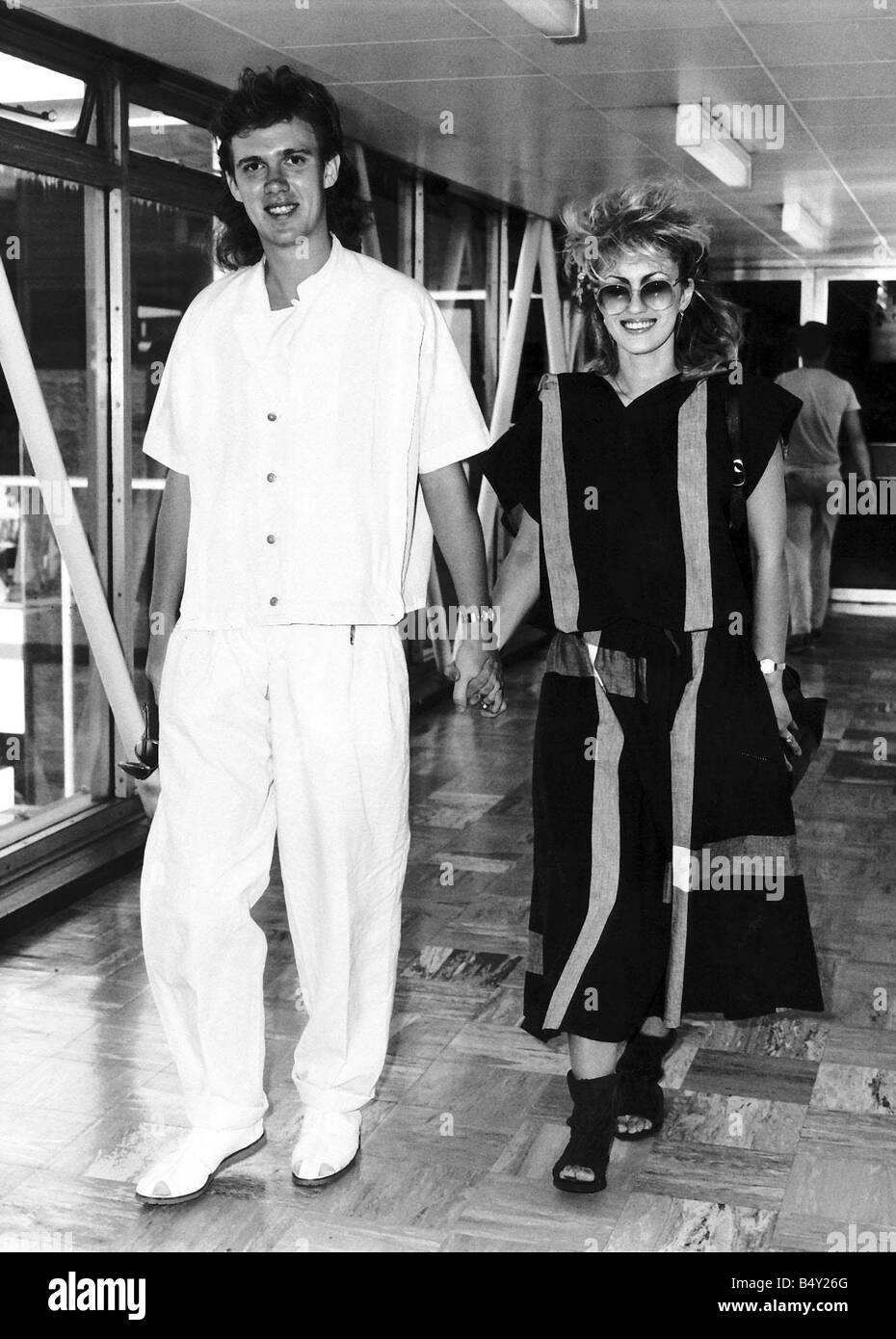 Culture Club führen Gitarrist verlässt Roy Hay Heathrow mit seiner Frau ...