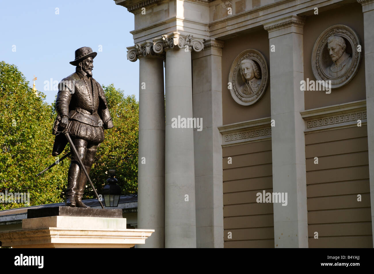 Statue von Sir Walter Raleigh vor Greenwich Gateway Visitor Centre ...