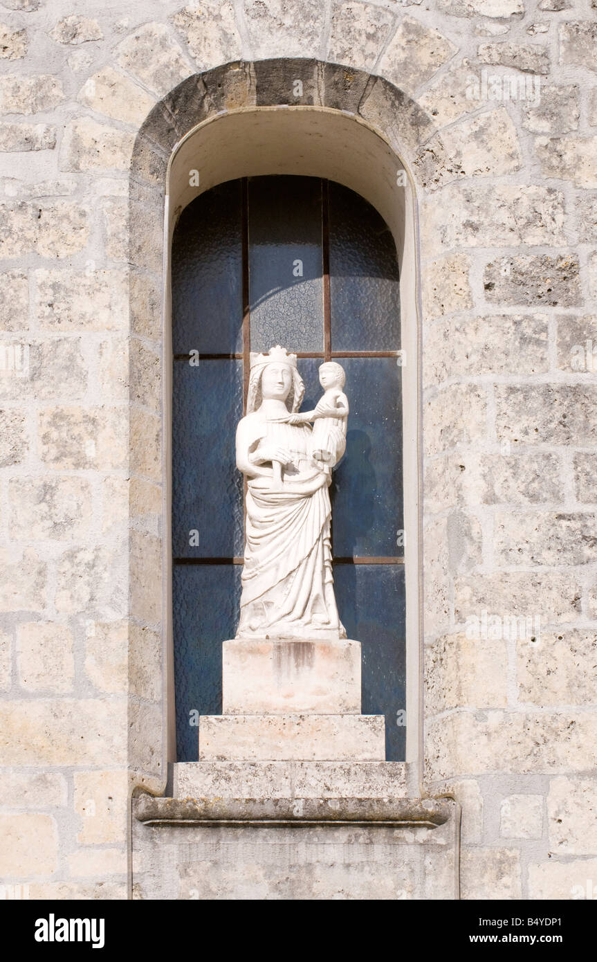 Jungfrau maria mit kind statue -Fotos und -Bildmaterial in hoher Auflösung – Alamy