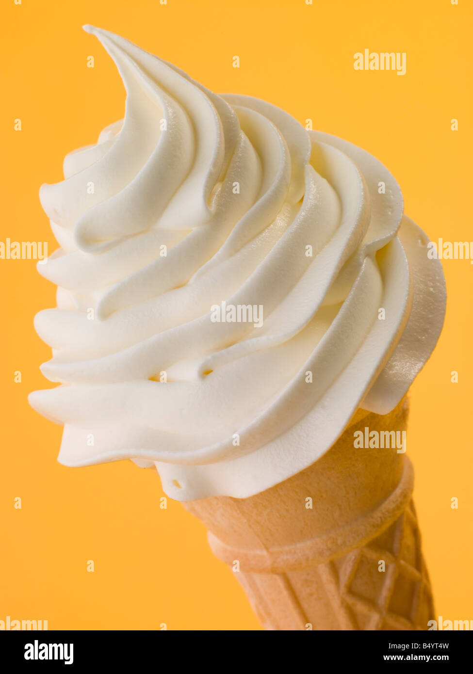 Soft Sahne Eis In einem Wafer-Kegel Stockfotografie - Alamy