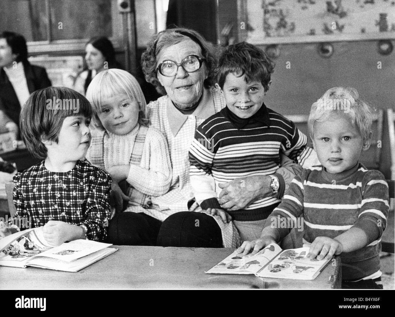 Jung und alt am Welbeck Kindergarten Lehrer Alice Hand Stockfotografie ...